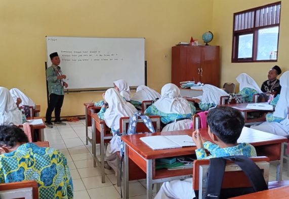 MAHASISWA KKN 30 UNWAHAS MEMBANTU MENGAJAR MAPEL AGAMA DI SDN TAMBAHSARI