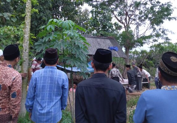 MENGIKUTI PEMAKAMAN WARGA